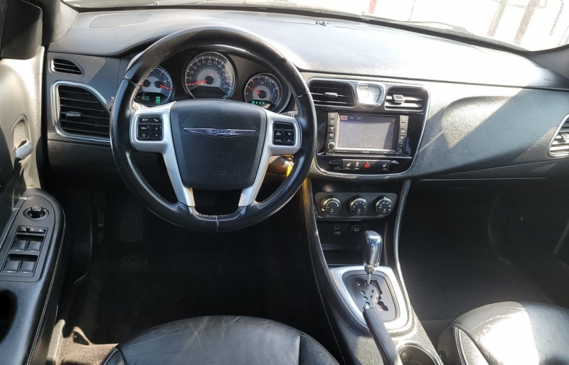 2011 Chrysler 200 Interior